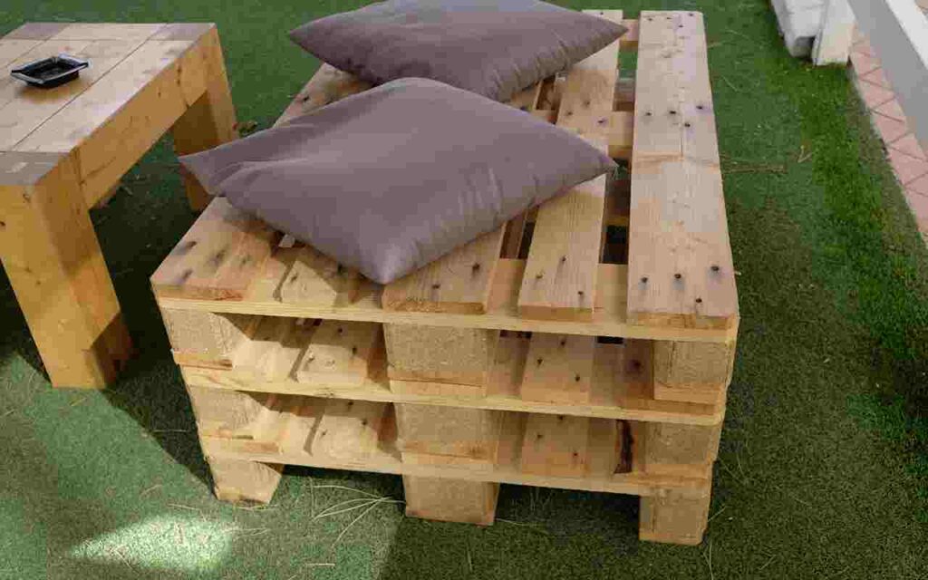 Come fare una panchina con il pallet: guida rapida e semplice